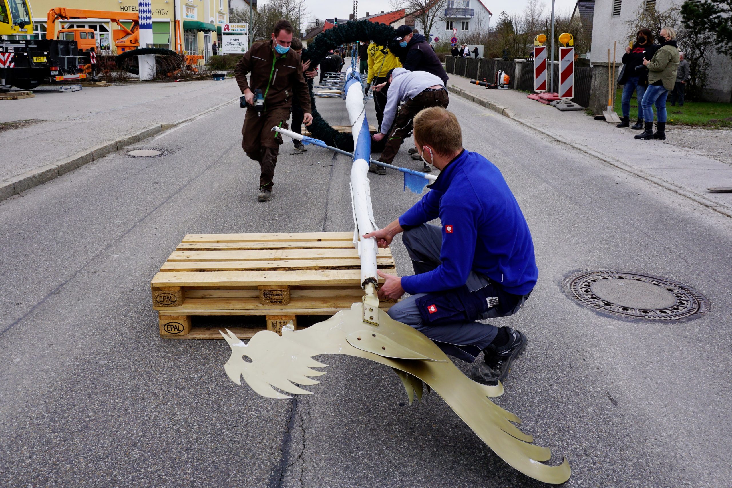 Burschenverein Goldach legt Maibaum um - Mooskurier Hallbergmoos