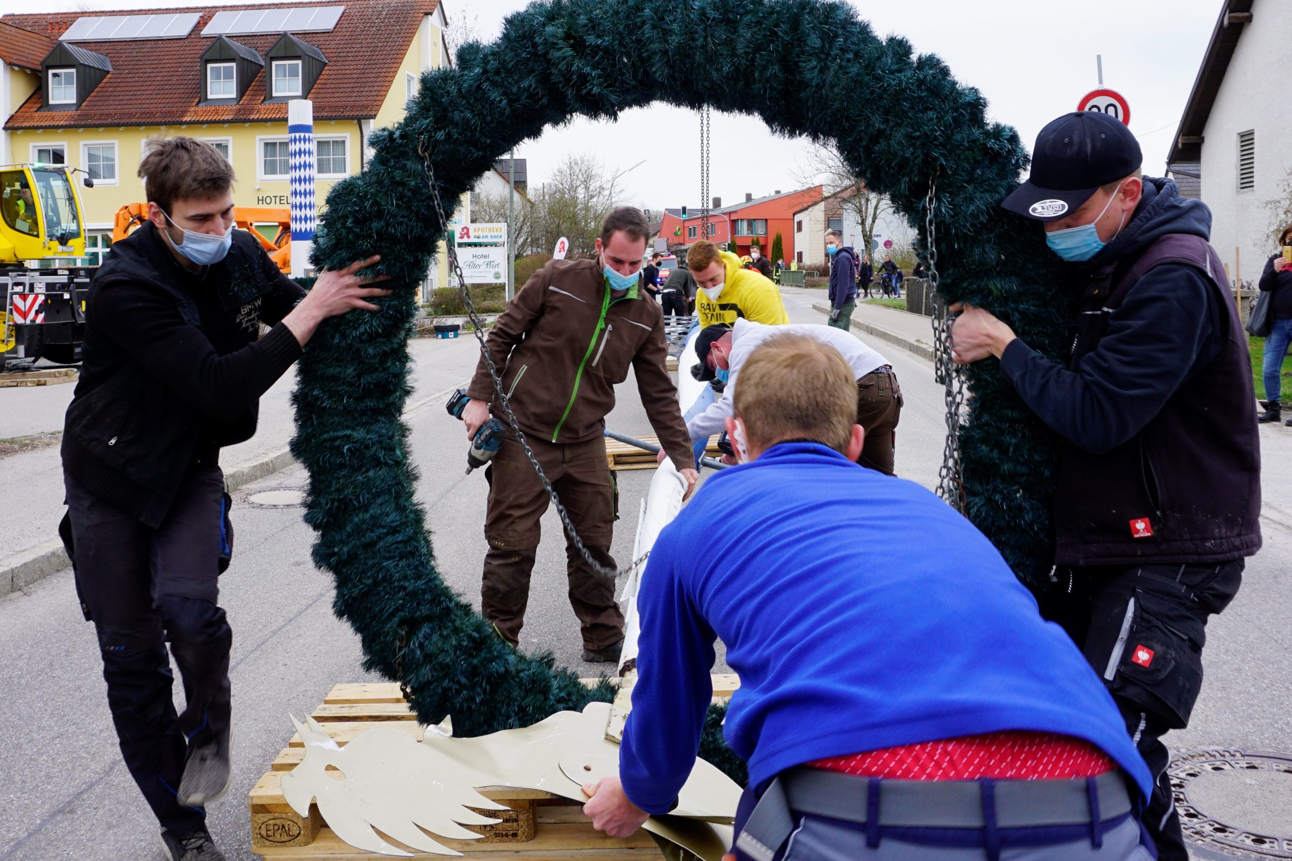 Burschenverein Goldach legt Maibaum um - Mooskurier Hallbergmoos